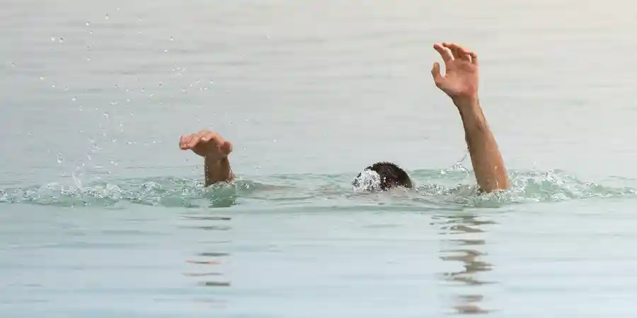 Definition & meaning of DROWNING example, synonym & antonym