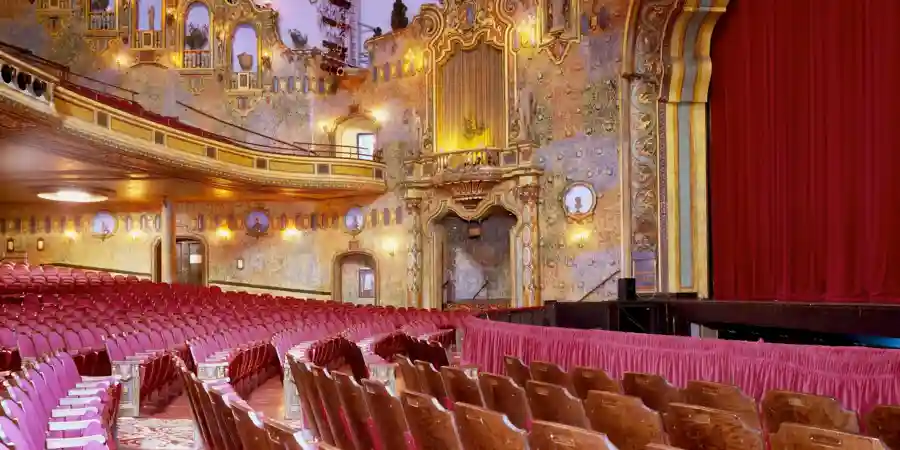 Definition & meaning of THEATRE examples, synonym & antonym