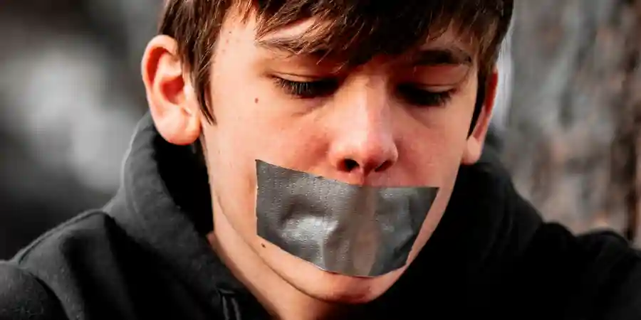 Definition of UNCOMMUNICATIVE examples, synonym & antonym