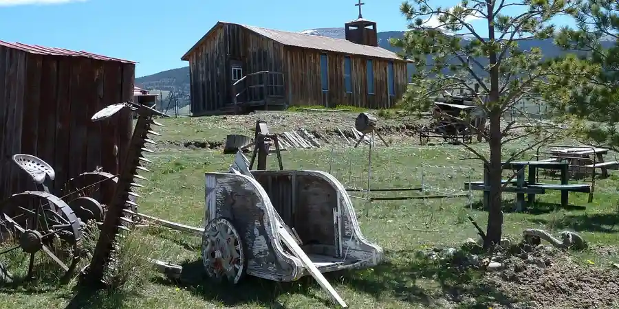 Definition of GHOST TOWN examples, synonyms and antonyms
