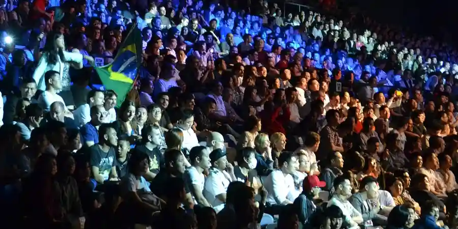 Definition of AUDIENCE example, synonym & antonym