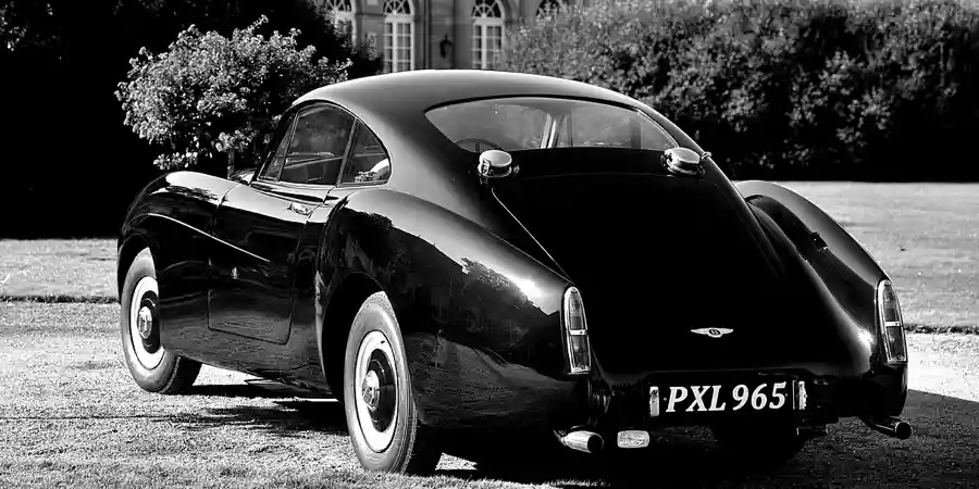 Definition of CLASSIC example, synonym & antonym